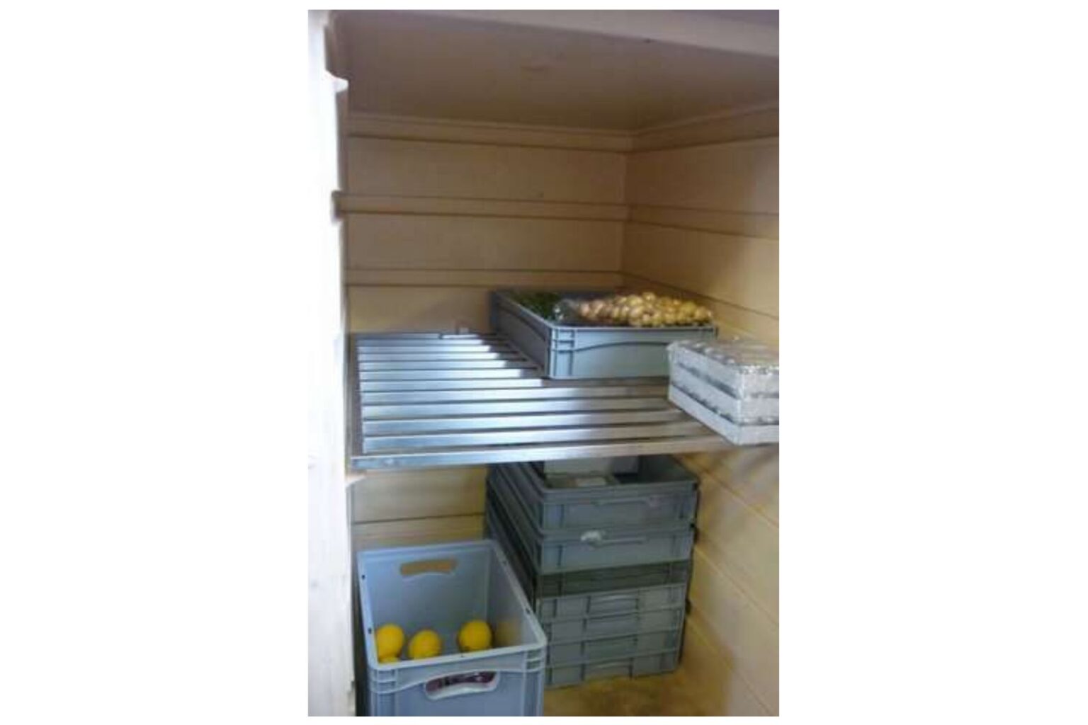 Transport the food in professional insulated containers in dining cars ...